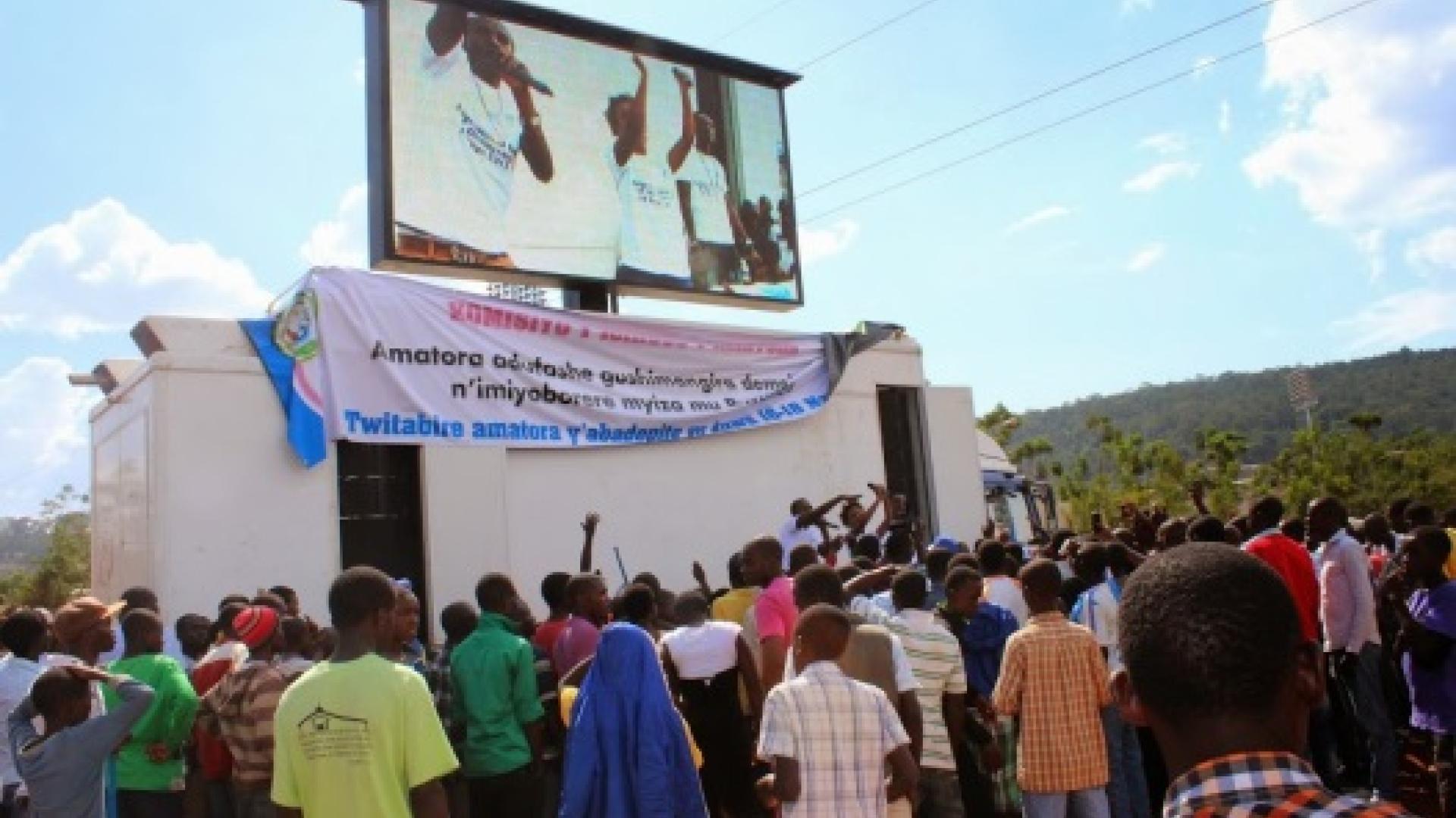 Democracy caravan urges Rwandans to vote | United Nations Development ...